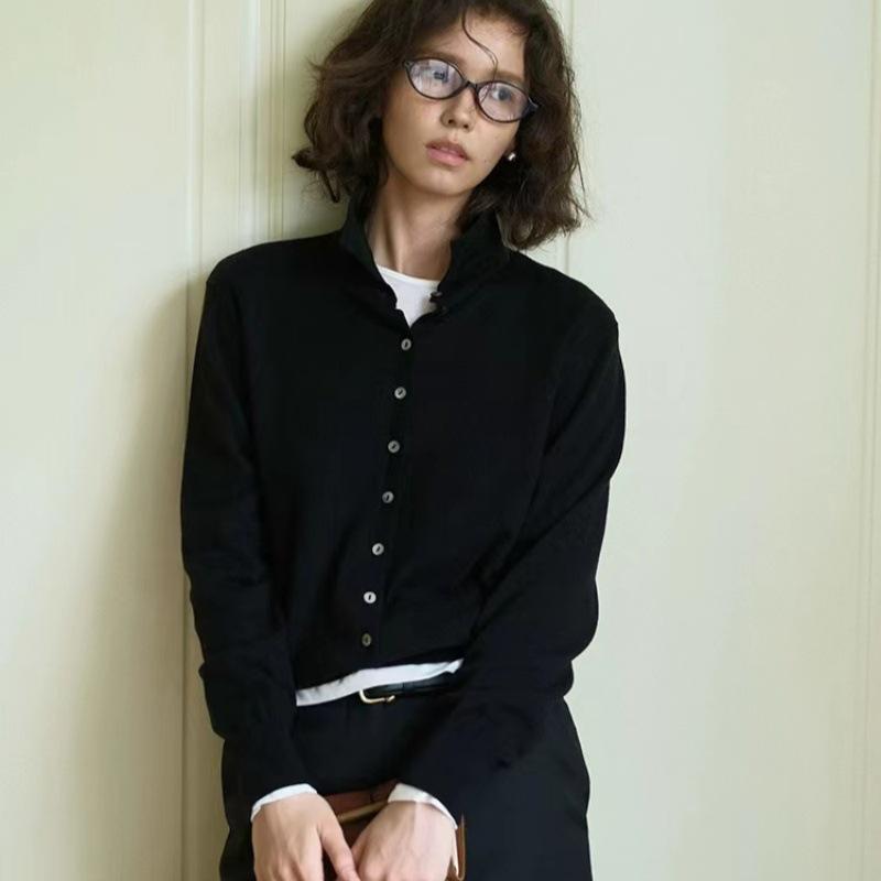 ・スタイル: 文芸復古、古典風・カテゴリ: カーディガン、ニット・フィット: ゆったり・着丈: ミドル丈(50cm<着丈≤65cm)・襟型: ポロ襟・袖丈: 長袖・袖型: レギュラー袖・厚さ: 中厚・素材: ウール・素材構成: ウール...