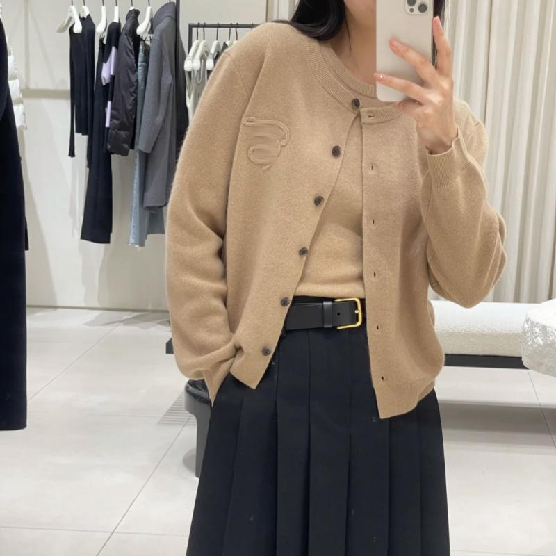 ・カテゴリ: ニット・スタイル: カジュアル・柄: 無地・厚さ: 中厚・袖丈: 長袖・ネックライン: ラウンドネック・袖のタイプ: 通常袖・フィット: レギュラー・着丈: ミドル丈・素材: 混紡・主な素材の含有量: 30〜50%・セット内容...