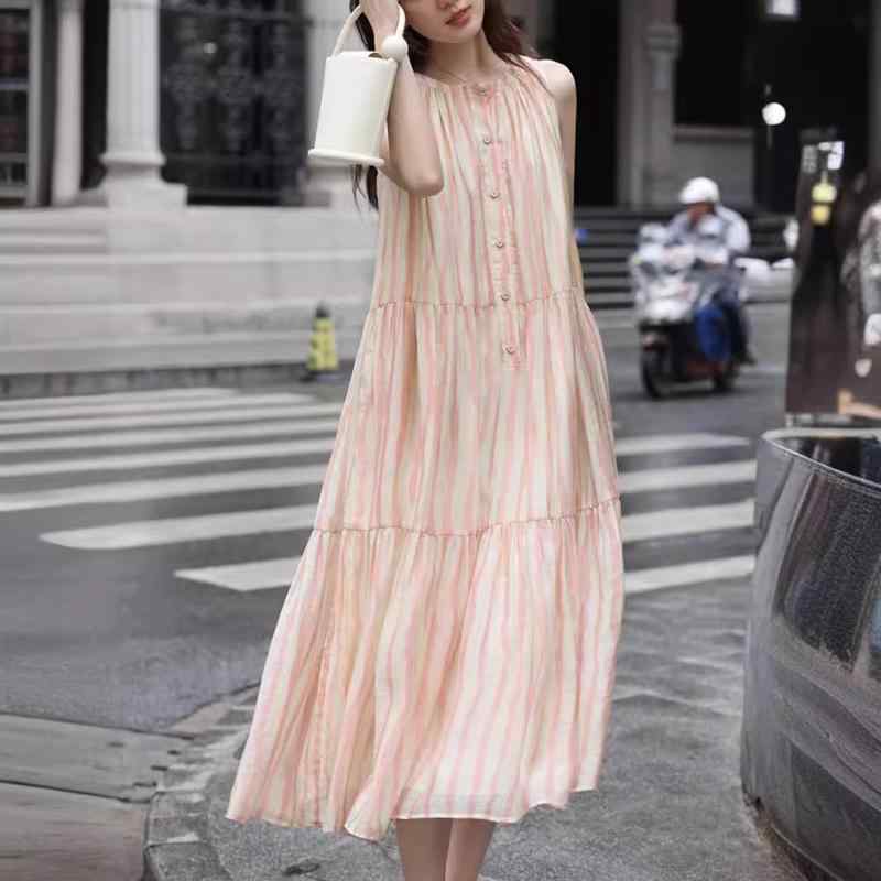 ・素材: テンセル、PVC・柄: ストライプ・デザイン: ギャザー・スタイル: サスペンダー・構成: ワンピース・スカート丈: ミモレ丈・スカート型: キャミソールワンピース・ネックライン: ラウンドネック・袖丈: ノースリーブ・ウエスト:...