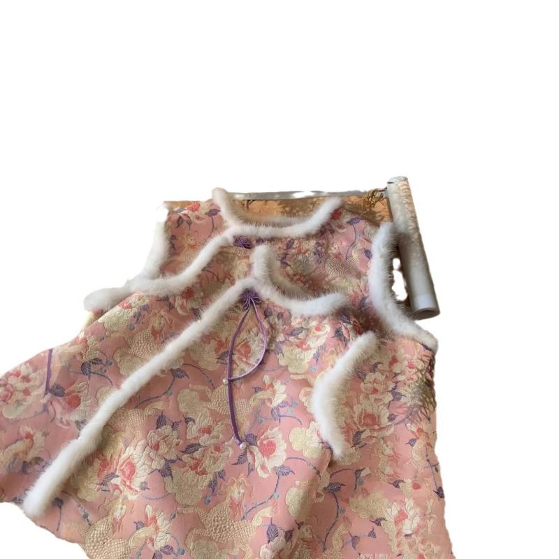 ・商品カテゴリ: 子供用ベスト・対象: 女児・スタイル: 中国風・対象年齢: 3～8歳 (100～140cm)・柄: その他・厚さ: 厚手・画像: モデル着用の実写・メイン素材: ポリエステル100%・安全等級: B類・裏地: ポリエステル...