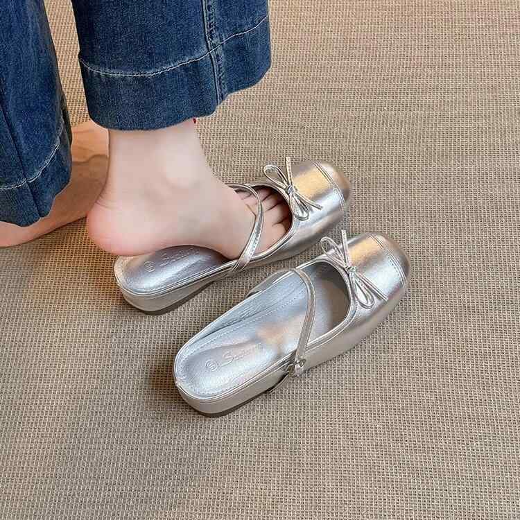 カテゴリ: サンダル スタイル: スイート、スクール 流行の要素: リボン アッパー素材: マイクロファイバーレザー レザーの特徴: 牛革 ソール素材: ラバー パターン: 無地 内側の素材: シープスキン 該当シーン: カジュアル ソール...