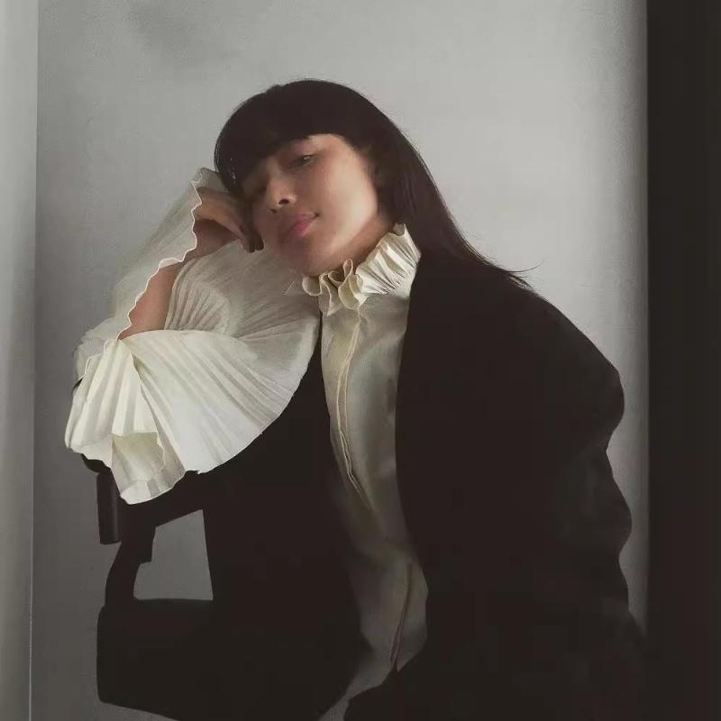 ・素材: 綿、ポリエステル・柄: 無地・スタイル: カジュアル・袖丈: 長袖・シルエット: ゆったり・着丈: ミドル丈(50cm超～65cm以下)・ネックライン: ハイネック・袖のタイプ: フレアスリーブ・要素: 無地・カラー: ベージュ・...