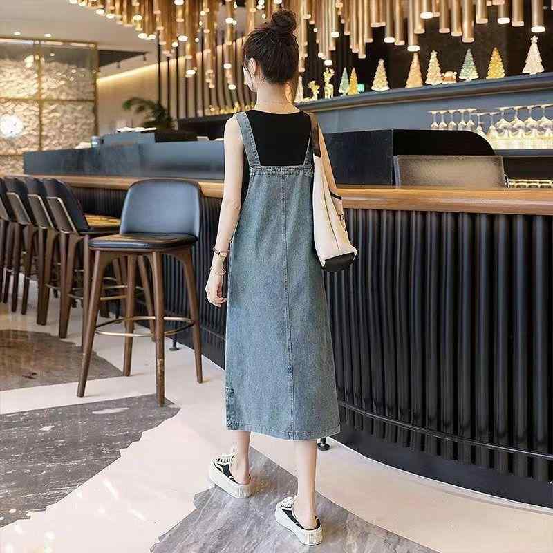 ・素材: デニム、綿・柄: 切り替え・スタイル: キャミソールワンピース・スカート丈: ミモレ丈・スカートタイプ: フレアスカート・ネックライン: キャミソール・袖丈: ノースリーブ・ウエスト: ミドルウエスト・ディテール: スリット、ボタ...