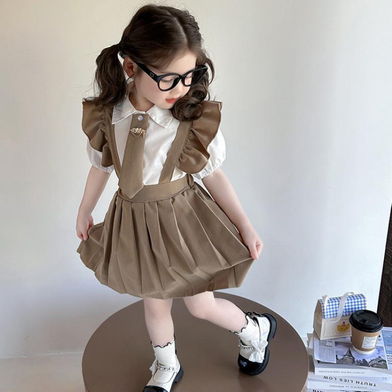 ・カテゴリ: 子供用セットアップ ・性別: 女児 ・スタイル: スクール ・セット内容: 2点 (スカート) ・対象年齢: 3～8歳 (100～140cm) ・袖丈: 半袖 ・フード: なし ・生地の厚さ: 薄手 ・柄: その他 ・素材: ...