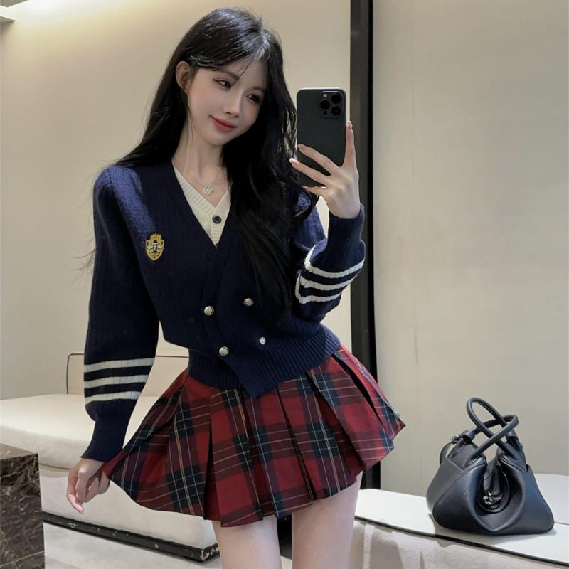 ・カテゴリ: スカートセット・スタイル: 清新甜美、学院風・主な素材: ポリエステル50-70%、スパンデックス30%以下・袖丈: 長袖・袖型: 通常袖・柄: スプライス・カラー展開: ネイビーセーター、レッドチェックスカート、ネイビーセー...