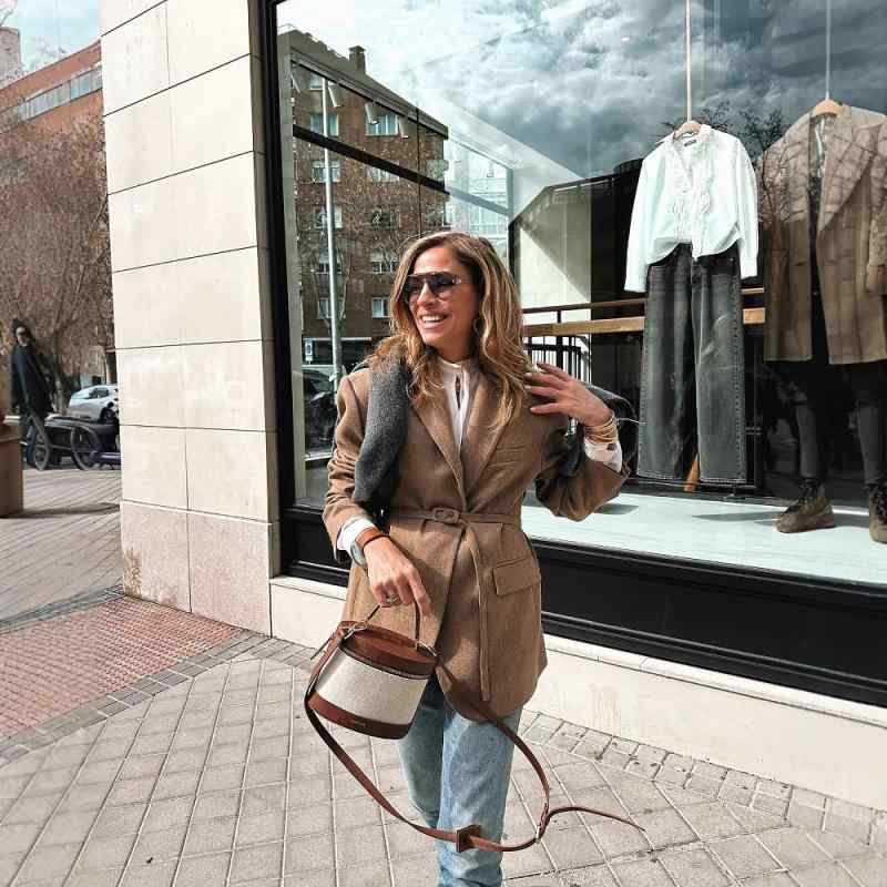 ・素材: ポリエステル・柄: 無地・フィット: レギュラー・組み合わせ: シングル・厚さ: 普通・着丈: 短め (40cm超え50cm以下)・袖丈: 長袖・袖のタイプ: レギュラー袖・ネックライン: 襟付き・スタイル: 姫系・前立て: ジッ...