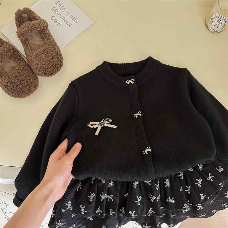 ・対象: 女の子・スタイル: 韓国風・セット内容: スカート、トップス・対象年齢: 3～8歳・シーズン: 春、秋・袖丈: 長袖・フード: なし・厚さ: 普通・柄: 無地・素材: 綿・主な素材の составляющие: 綿90%・安全レベ...