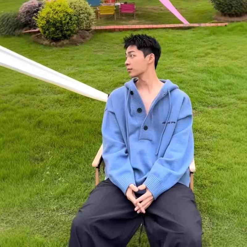 ・カテゴリ: ニット・スタイル: プルオーバー・フィット: ルーズ・ネックライン: フード付き・袖丈: 長袖・厚さ: 普通・素材: ポリエステル90%・対象: 青少年、成人男性・カラー: ダークブルー、ライトブルー、レッド・サイズ: M、L...