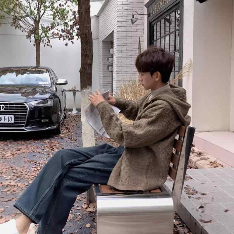 output: ・カテゴリ: ニットカーディガン ・スタイル: 港風 ・デザイン: 無地 ・柄: 編み込み ・ネックライン: ハイネック ・袖丈: 長袖 ・フィット: スリム ・素材: ポリエステル90% ・対象年齢: 成人 ・対象: 青年...