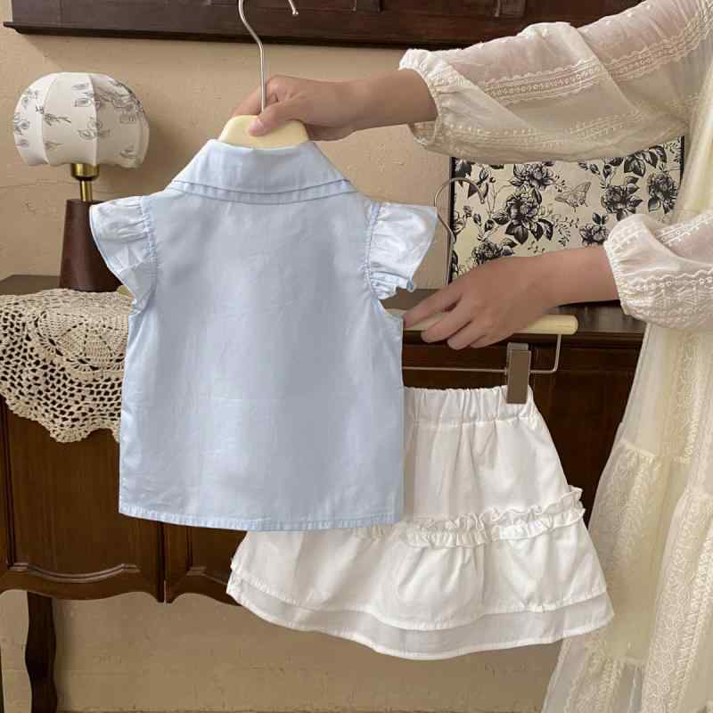 ・対象: 女の子・スタイル: カジュアル・セット内容: スカート・アイテム数: 2点・対象年齢: 8歳以上・厚さ: 薄手・柄: 無地・素材: 綿・袖丈: ノースリーブ・ボタン: シングル・色: ブルーシャツ+ホワイトスカート・対応身長: 9...