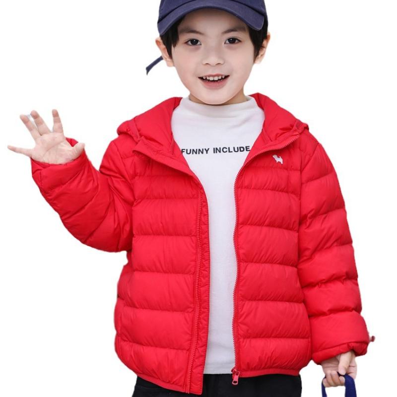 ・性別: 男女兼用・対象年齢: 中・高学年 (8歳以上、身長140cm以上)・スタイル: カジュアル・柄: 無地・フード: 有り（連帽）・実写画像: モデル着用写真・種類: ダウンジャケット・着丈: 短め・フィット: レギュラー・素材: ポ...