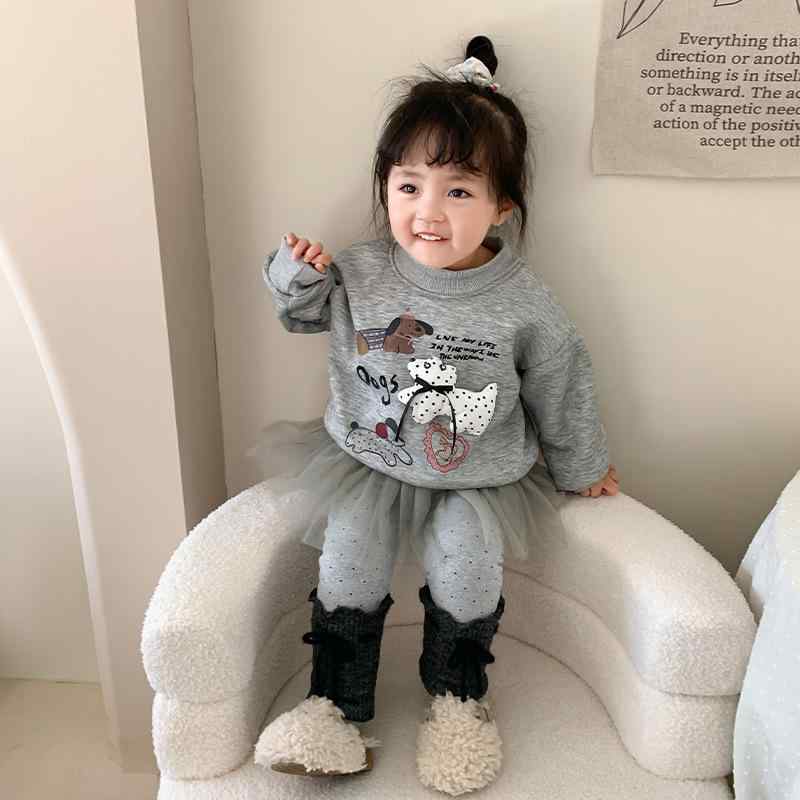 ・値: 女児・値: 韓国風・値: 乳幼児(1~3歳, 80~100cm)・値: 柔らかく加工・値: 漫画, イラスト・値: 厚手・値: 長袖・値: プルオーバー・値: フードなし・値: 綿・値: 綿90%・値: B類・値: 灰色の犬のトレー...