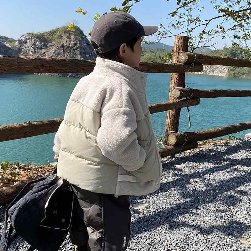 ・性別: 男の子・対象年齢: 3～8歳 (100～140cm)・季節: 冬・充填物: ホワイトダックダウン・スタイル: カジュアル・ダウン含有量: 66～70%・生地加工: 柔らか加工・フード: なし・実写画像: モデルあり・種類: ダウン...