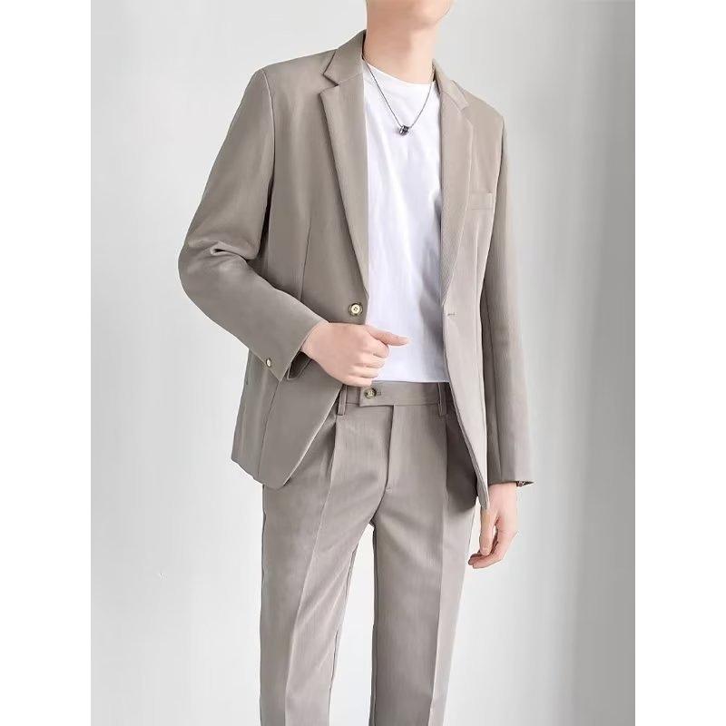 ・商品カテゴリ: カジュアルスーツ・素材機能: 洗濯機洗い可能、アイロン不要・版型: ストレートフィット・襟型: スーツ襟・フロント: シングルブレスト、1つボタン・スタイル: 軽ビジネス・柄: 無地・誤差範囲: 1～3cm・生地: 化繊混...