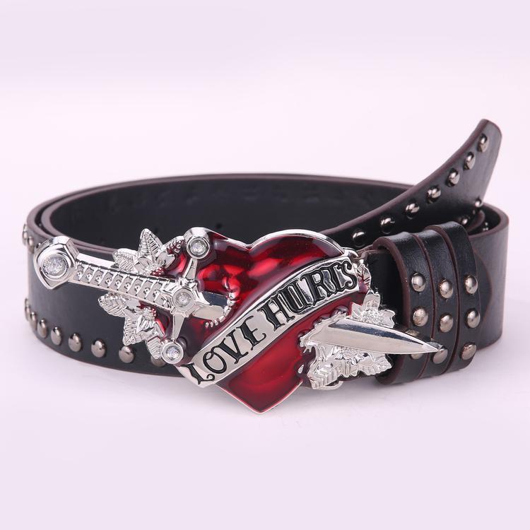 output: ・素材: PUレザー・バックル素材: PU/合成皮革・バックル形式: スナップボタン・カラー: ブラック、ホワイト、マゼンタ、ブルー、コーヒー・ベルト幅: 普通(2-4cm)・長さ: 約108cm・サイズ: 約107cm・ス...