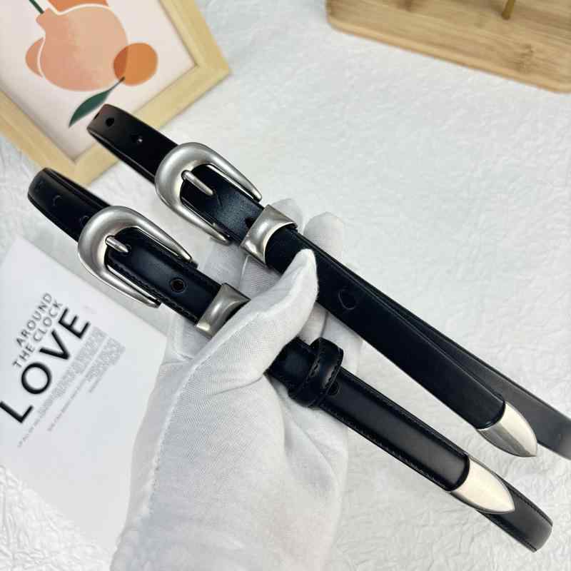 ・素材: 牛革・革のタイプ: トップグレインレザー・ベルトバックル素材: 合金・バックル留め方: ピンバックル・カラー: ブラック・ベルト幅: 細め(2cm未満)・長さ: 105cm・スタイル: ベーシック