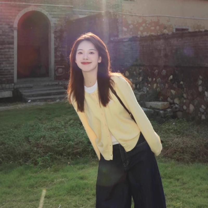 ・素材: アクリル・柄: 無地・厚さ: 中厚・スタイル: カーディガン、通勤・シルエット: スリム・袖丈: 長袖・ネックライン: ラウンドネック・着丈: ミドル(50cm超～65cm以下)・カラー: イエロー・サイズ: フリー(40-70k...