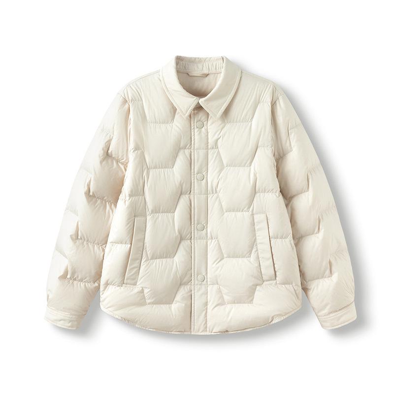 ・性別: 子供・対象年齢: 中小・スタイル: カジュアル・柄: 無地・素材（詰め物）: ホワイトダックダウン・ダウン含有量: 81～85%・フード: なし・種類: ダウンジャケット・着丈: 短め・フィット: ゆったり・素材（裏地）: ポリエ...