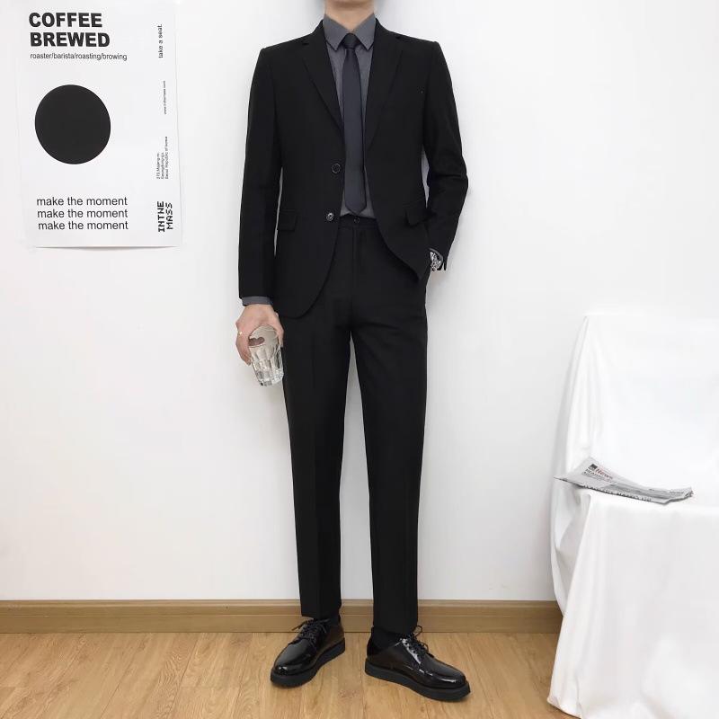 ・商品カテゴリ: スーツ・対象年齢: 18～24歳・前立て: 2つボタン・素材: 化繊混紡・主素材: アセテート繊維・シーン: カジュアル・襟型: ノッチドラペル・ベント: センターベント・フィット: レギュラー・厚さ: 普通・カラー: ダ...