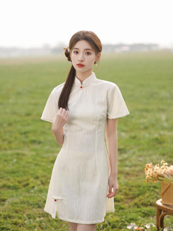 ・素材: ポリエステル（95%以上）、複合レース・旗袍の長さ: 短旗袍・襟の形: スタンドカラー・合わせ: 斜め合わせ・袖丈: 五分袖・スリット: 浅いスリット・デザイン: 3D/立体模様・カラー: ベージュ・サイズ: S、M、L、XL、X...