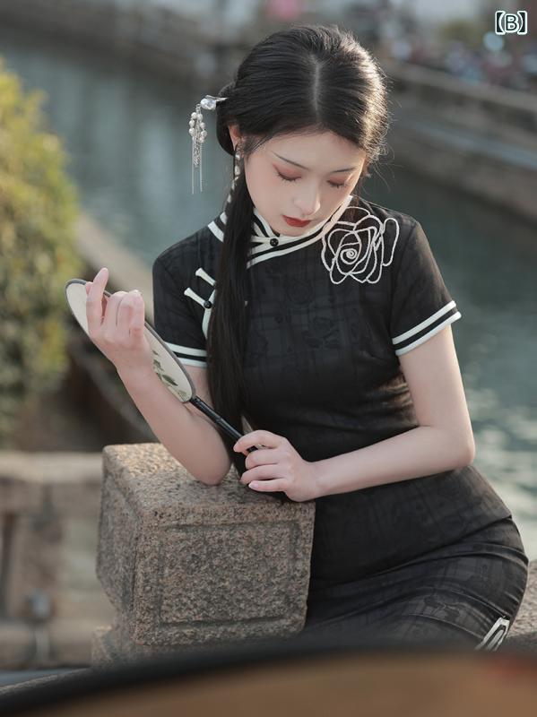 ・カテゴリ: チャイナドレス・商品番号: 8130・素材: ポリエステル、アセテート・着丈: ロング・襟の形: スタンドカラー・フロント: 斜め・袖丈: 五分袖・スリット: ロー・ディテール: スパンコール・カラー: ホワイト、ブラック・サ...