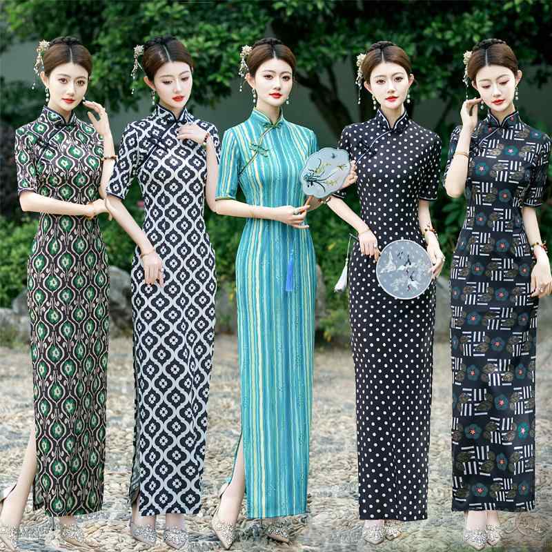 ・カテゴリ: チャイナドレス・スタイル: チャイナ風、レトロ・素材: アイスシルク、ポリエステル、スパンデックス・袖丈: 七分袖・ネックライン: スタンドカラー・柄: 3D/立体柄、プリント・着丈: ロング・スリット: ハイ・カラー: 黒底...