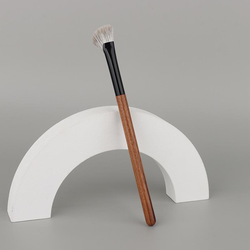 ・カテゴリ: 化粧ブラシ、鼻影ブラシ・ブラシ素材: 動物毛・ブラシ柄素材: 紅貴宝・ブラシ本数: 1本・毛丈: 19mm・全長: 152mm・対象: 一般・色: 112半扇形鼻影刷