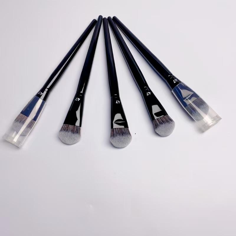 ・カテゴリ: 腮紅ブラシ、ハイライト/提亮ブラシ・ブラシ本数: 1本・ブラシ素材: 人造繊維・ブラシ収納: 袋・柄の素材: 木・柄のタイプ: 長柄・対象: 一般