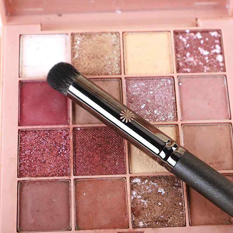 ・カテゴリ: 化粧ブラシ・セット本数: 1本・ブラシ素材: 羊毛・ブラシ収納: 袋・柄の素材: 木・柄の長さ: 長・対象: 一般