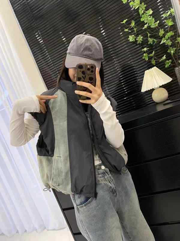 ・カテゴリ: ダウンベスト・厚さ: 厚手・生地: ポリエステル・詰め物: ホワイトダックダウン・ダウン含有量: 86~90%・メイン素材: ポリエステル・シルエット: レギュラー・襟: スタンドカラー・前立て: ジッパー・着丈: ミドル丈 ...