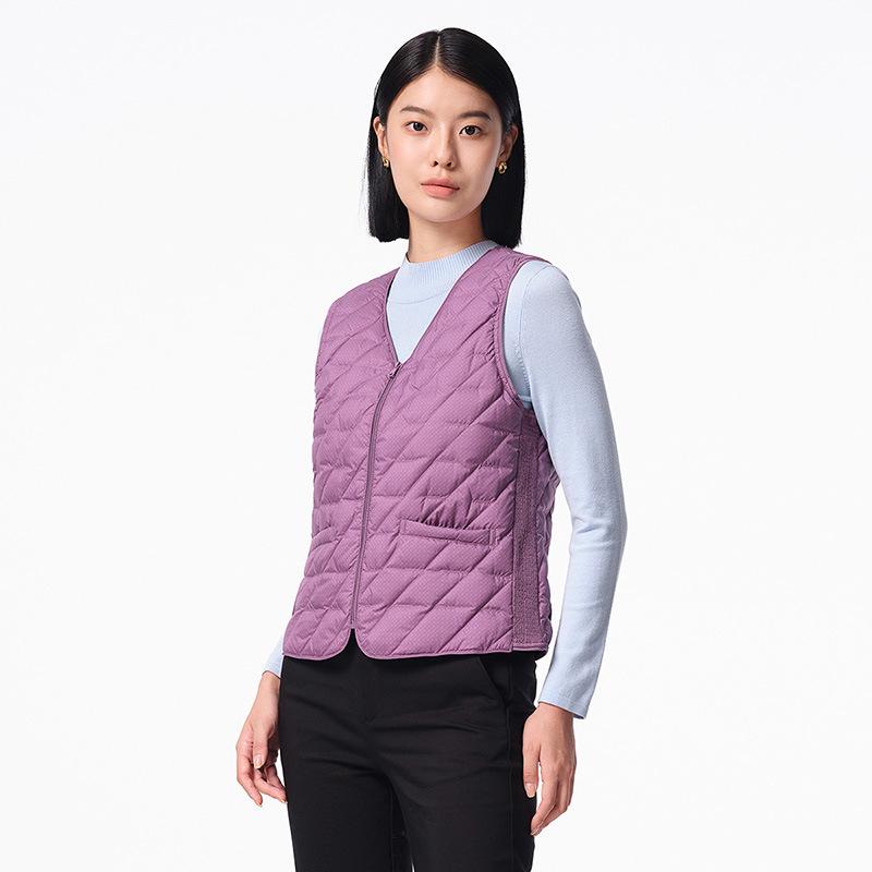 ・カテゴリ: 羽毛ベスト・スタイル: カジュアル・厚さ: 薄手・素材: ナイロン・主な生地の成分: ナイロン95%以上・詰め物: ダックダウン・ダウン含有量: 86%~90%・フィットタイプ: レギュラー・前立て: ジッパー・襟型: Vネッ...