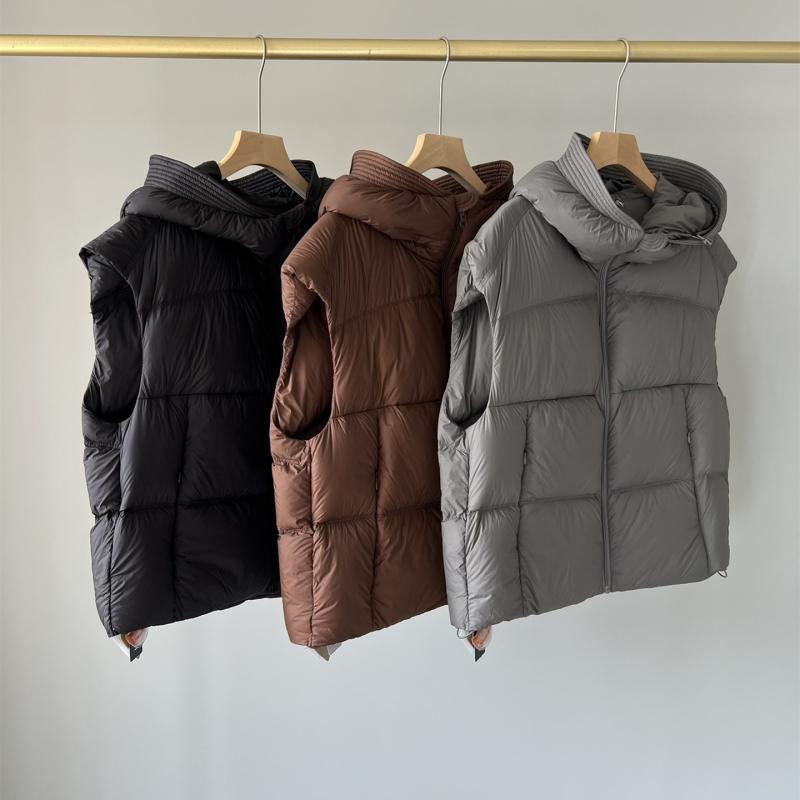 ・厚さ: 中等・生地名: ポリアミド繊維・中綿: ホワイトグースダウン・ダウン含有量: 50%以下・主素材: ポリエステル繊維・シルエット: レギュラー・着丈: ミドル(50cm<着丈≤65cm)・カラー: ブラック、チョコレートブラ...