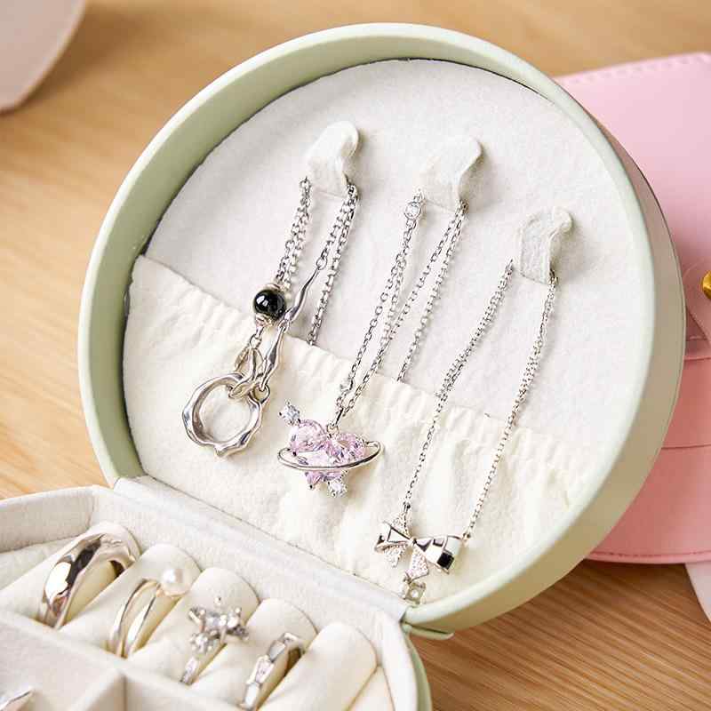 ・商品カテゴリ: ジュエリーボックス ・素材: レザー ・スタイル: カジュアル ・形状: ハンドバッグ ・硬さ: ソフト ・柄: 無地 ・カラー: アイスブルー、ピュアホワイト、ピーチピンク ・用途: ジュエリー収納、旅行用、家庭用