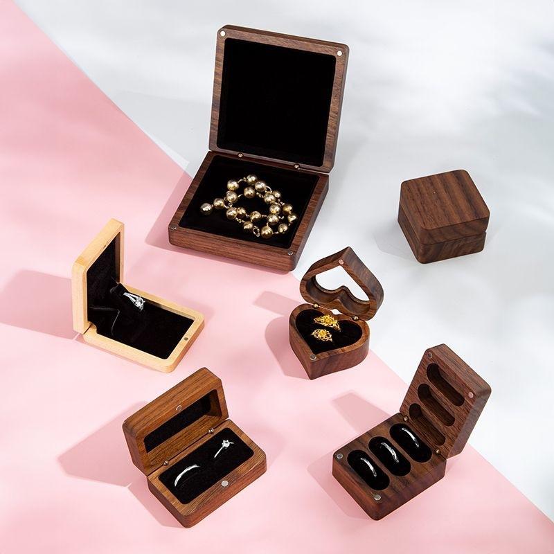 ・項目名: 製品カテゴリ・値: ジュエリーケース・項目名: 素材・値: その他・項目名: スタイル・値: キュート・項目名: 硬さ・値: ハード・項目名: 柄・値: その他・項目名: 色・値: 黒ベロア（リング含まず）, 木蓋ウォールナット...