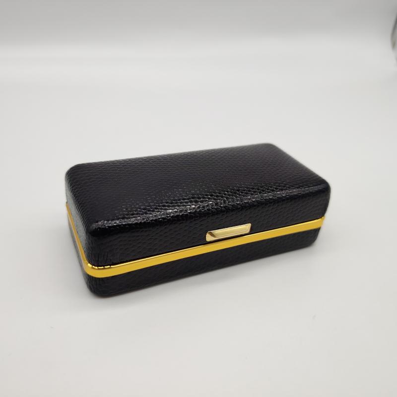 ・素材: PUレザー、鉄、布・用途: ジュエリーボックス・サイズ: 95×45×30mm・色: ブラック