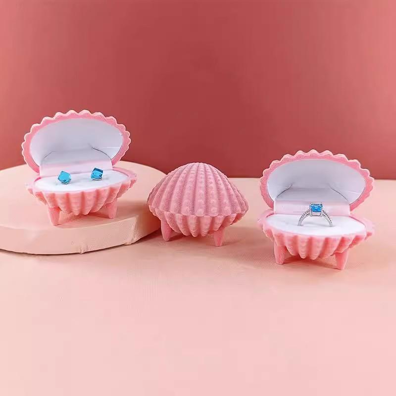 ・項目: 素材・値: 複合材料・項目: 用途・値: アクセサリー包装・項目: 対象・値: 指輪、小型ピアス・項目: 色・値: ブルー、ピンク・項目: 誤差・値: 0.5cm