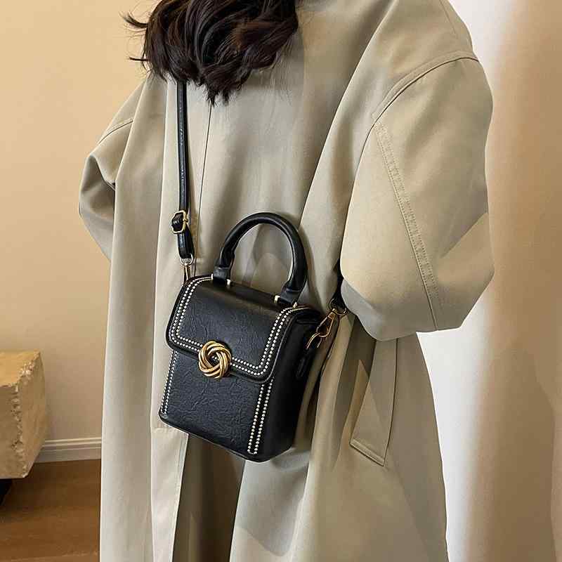 ・カラー: ブラック、米白、コーヒー、ブラウン・スタイル: ストリートトレンド・素材: ナイロン・バッグのトレンドスタイル: ショルダーバッグ・バッグのサイズ: 小・流行の要素: その他・裏地の質感: ポリエステル・バッグの形状: 縦型・開...