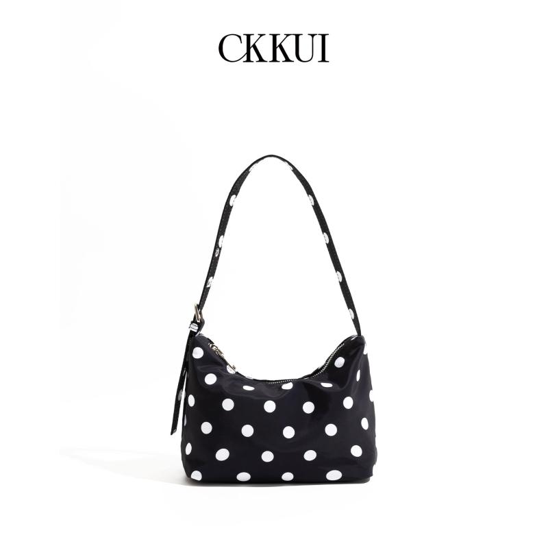 ・カラー: ブラック、ホワイト・サイズ: フリーサイズ・スタイル: アーバンミニマル・素材: ナイロン・バッグサイズ: スモール・用途: デイリーユース・バッグ形状: 横型スクエア・外ポケット: オープンポケット・内ポケット: 仕切りあり