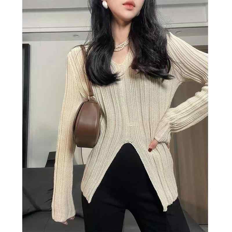 ・カテゴリ: ニット・素材: ビスコース、ポリエステル、スパンデックス混紡・柄: 無地・厚さ: 普通・スタイル: プルオーバー・シルエット: ルーズ・袖丈: 長袖・ネックライン: Vネック・着丈: ミドル丈(50cm超～65cm以下)・カラ...