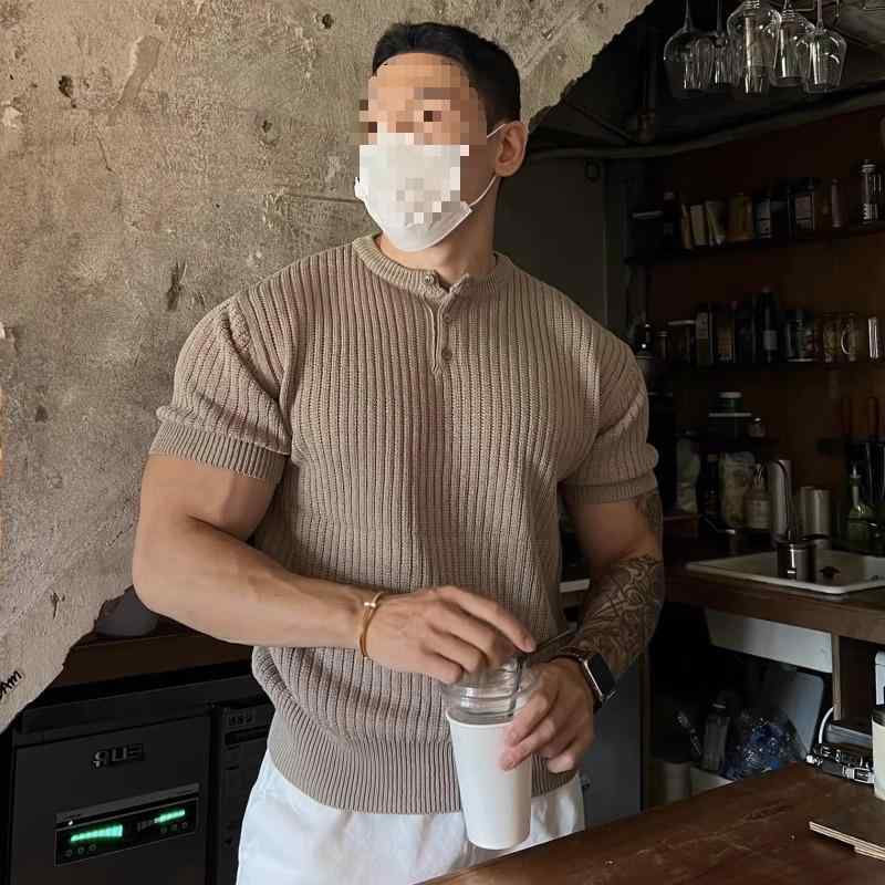 ・カテゴリ: ニット・スタイル: 韓国・タイプ: プルオーバー・フィット: スリム・ネックライン: ラウンドネック・袖丈: 半袖・厚さ: 薄手・対象年齢: 大人・対象: メンズ・素材: 化学繊維混紡・素材（%）: ポリエステル98・色: ブ...