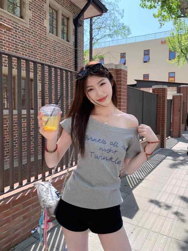 ・主な素材: その他・柄: 文字・スタイル: プルオーバー・袖丈: 半袖・加工: プリント・フィット: スリム・着丈: 普通(50cm<着丈≤65cm)・ネックライン: ラウンドネック・袖のタイプ: 通常袖・流行の要素: プリント・カ...