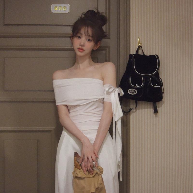 ・素材: ポリエステル、スパンデックス・柄: 無地・スタイル: プルオーバー・袖丈: 半袖・フィット: スリム・着丈: 普通(50cmより長く65cm以下)・ネックライン: オフショルダー・袖のタイプ: レギュラー・カラー: ホワイト・サイ...