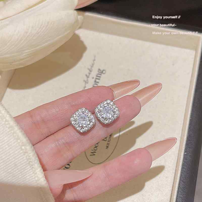 ・処理工芸: 镶锆石・造型: 几何型・カラー: E0005 银针・流行元素: 四边形・スタイル: 日韓・スタイル分類: 清新甜美・製品カテゴリ: イヤリング・対象者: 女性・流行元素分類: 几何