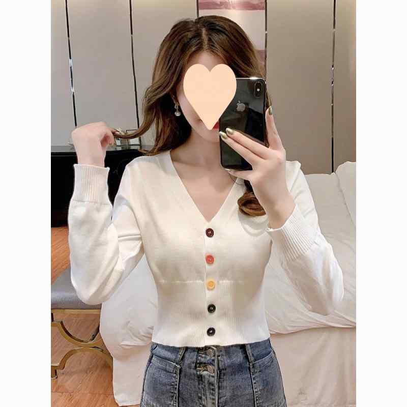 [{"output":"・面料: 腈纶・主な素材: その他・柄: その他・スタイル: その他・組合せ: 単品・ネックライン: Vネック・袖丈: 長袖・袖型: 飞飞袖・流行の要素: ボタン・カラー: ホワイト, ...