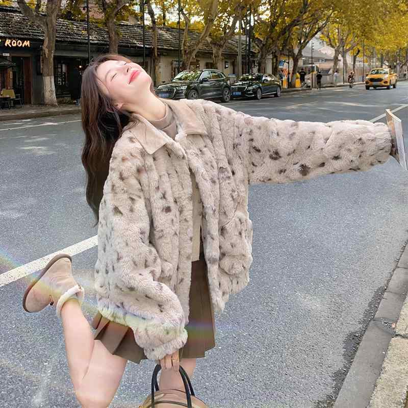 ・生地: その他・メイン素材: その他・柄: 花柄・フィット: レギュラー・組み合わせ: 単品・厚さ: 厚手・着丈: ミドル(50cm<着丈≤65cm)・袖丈: 長袖・袖タイプ: レギュラー袖・ネックライン: 襟付き・デザイン: 配色...