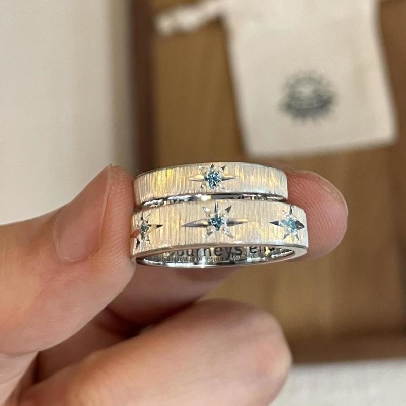 ・種類: 指輪、リング・素材: 合金・造型: 幾何学型・処理: 電気メッキ・スタイル: その他・カラー: 女戒7号、男戒9号・流行要素: 倒角方粒・製品カテゴリ: 手飾り・対象: カップル・流行要素分類: 幾何学