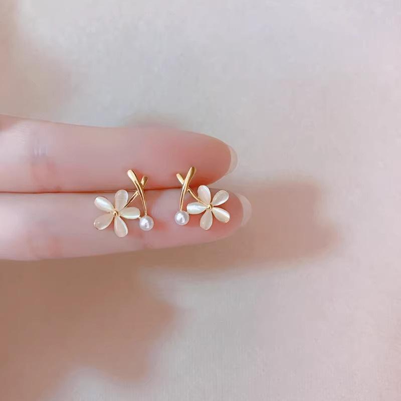 ・造型: 花卉・カラー: 花朵耳钉（铜镀金色）・流行要素: 花朵・スタイル: 小清新・风格分类: 清新甜美・製品カテゴリ: 耳饰・対象者: 女式・流行要素分類: 植物花卉