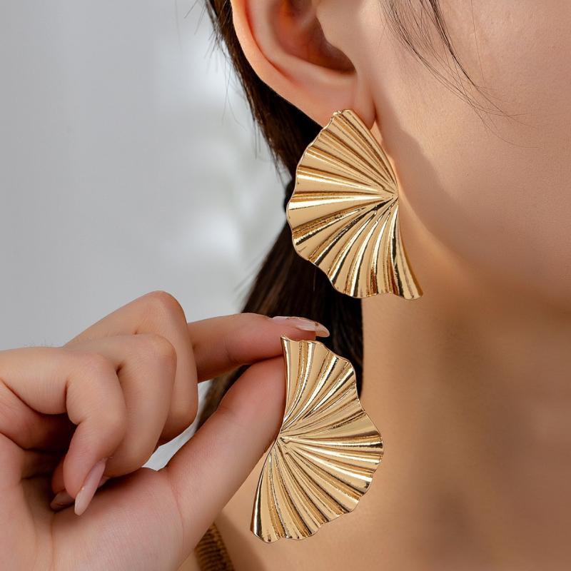 ・素材: 亜鉛合金・処理方法: 電気メッキ・デザイン: その他・カラー: ゴールド(ペア)・スタイル: オリジナルデザイン・対象: 女性・種類: イヤリング・特徴: 扇子、民族/国風