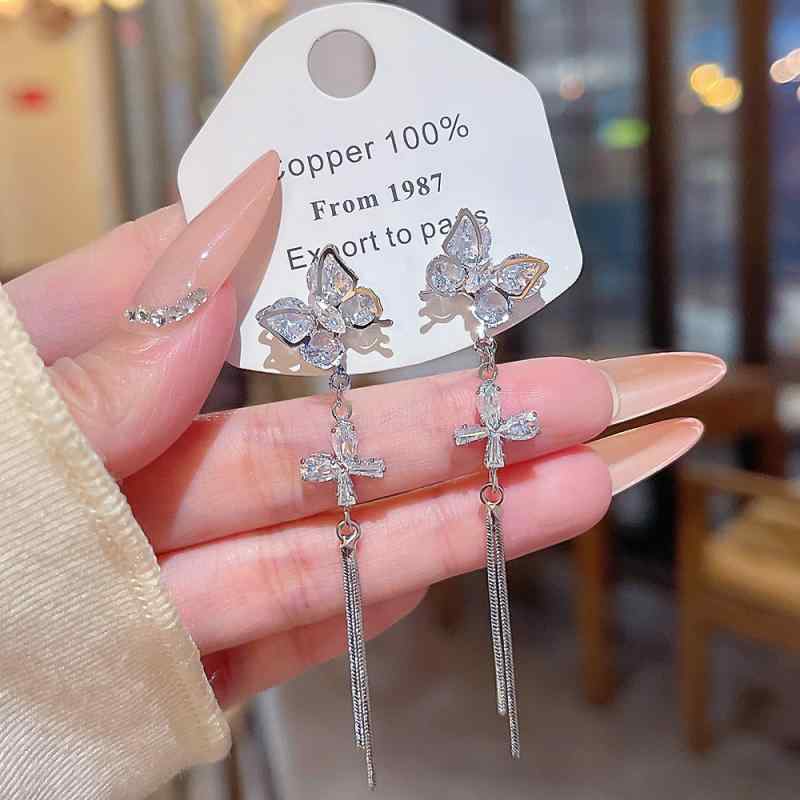 [ "・造型: 幾何型", "・処理: 電気メッキ", "・色: 銀針", "・流行要素: 蝶", "・スタイル: 日韓、清新、甘美", &...