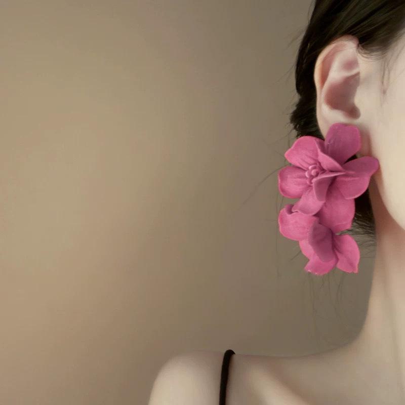 ・素材: 布・処理方法: 手工・造型: 花卉・カラー: 法式复古夸张立体花朵气质耳钉・流行要素: 玫瑰花・スタイル: 复古・スタイル分類: 文艺复古・製品カテゴリ: 耳飾・対象者: 女性・流行要素分類: 植物花卉